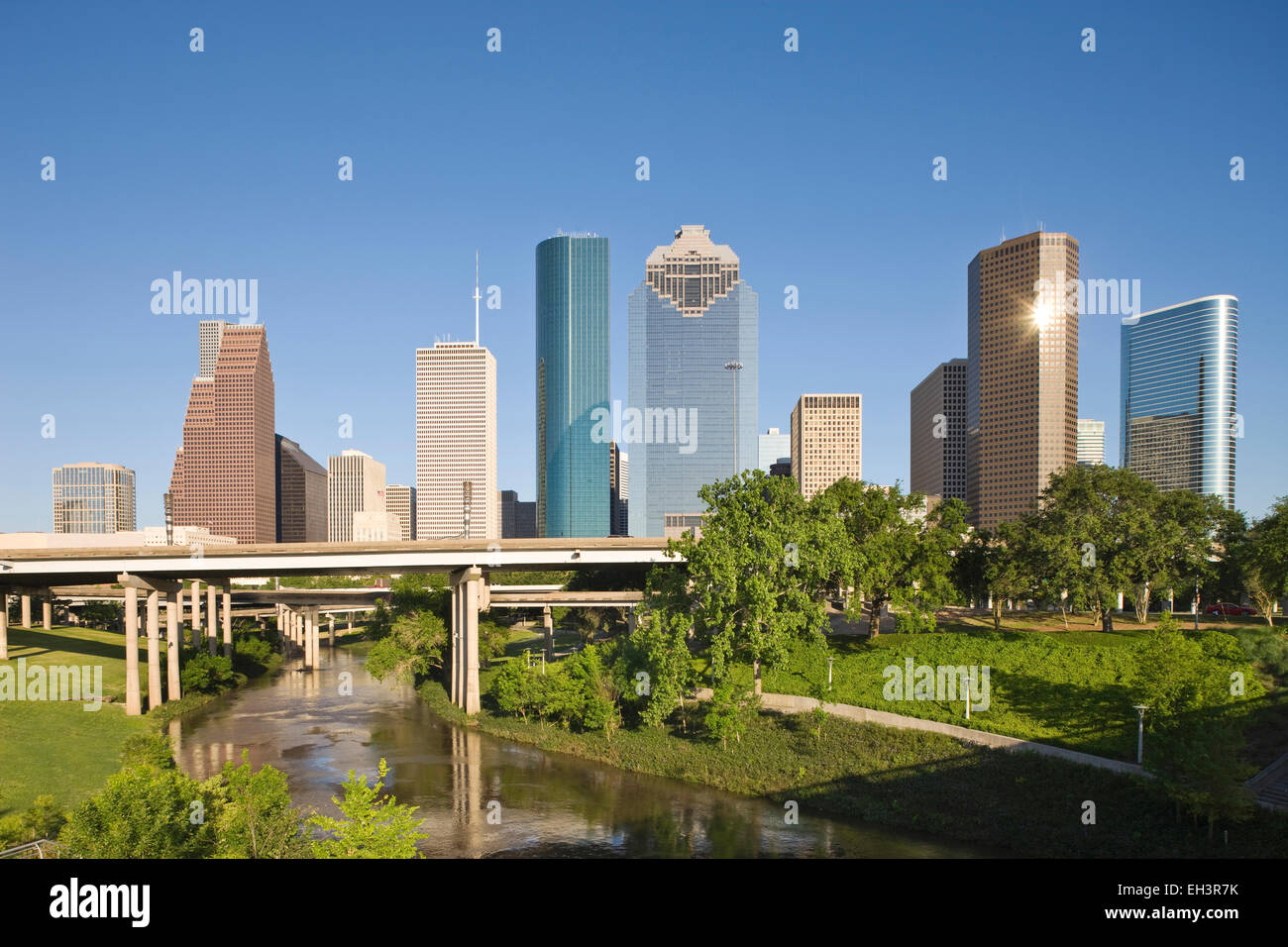 BUFFALO BAYOU GREENWAY DOWNTOWN SKYLINE HOUSTON TEXAS USA Stock Photo ...