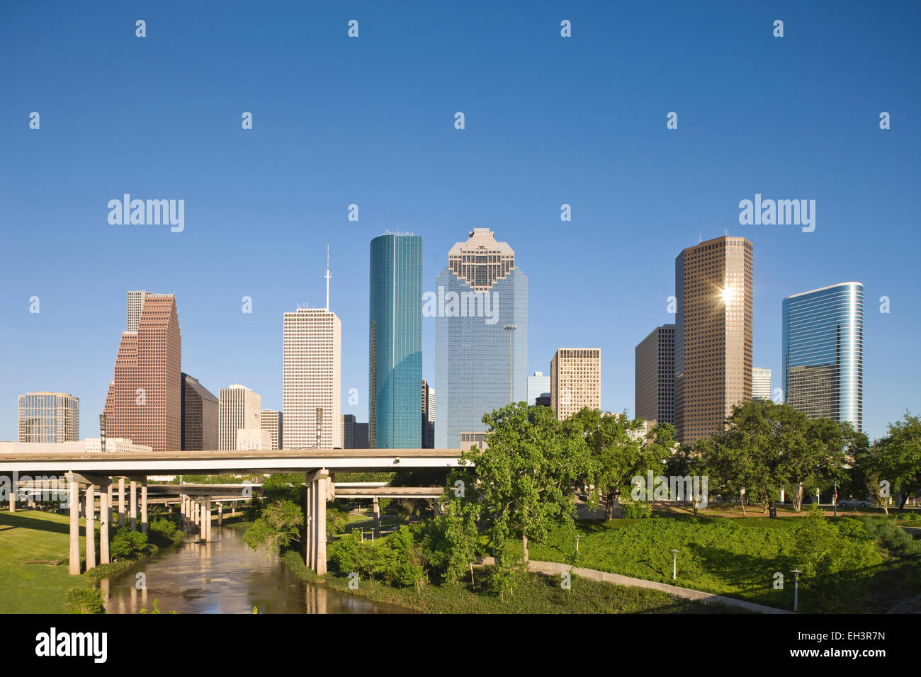 BUFFALO BAYOU GREENWAY DOWNTOWN SKYLINE HOUSTON TEXAS USA Stock Photo ...
