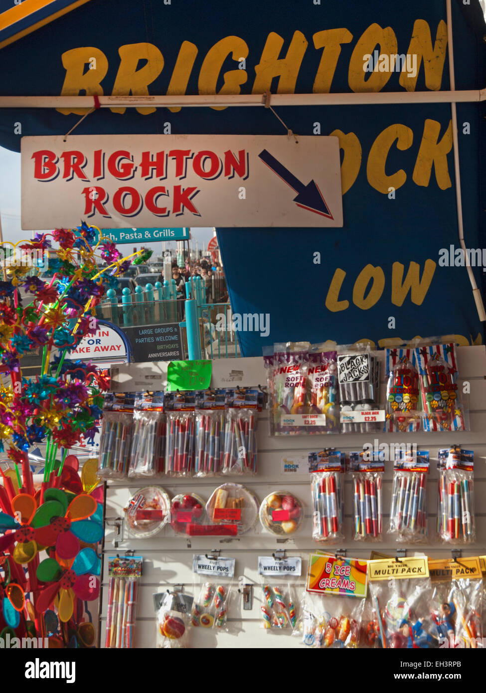 Window display of a seaside sweets and souvenirs shop in Brighton Stock ...