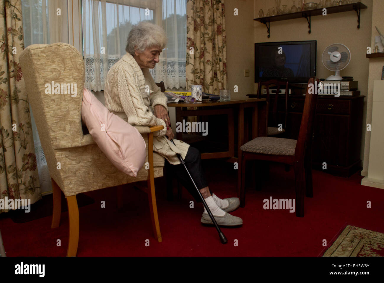 Elderly Alzheimer's Dementia sufferer in her home Stock Photo - Alamy