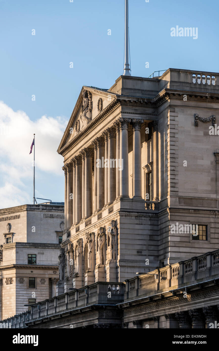 The facade of the Bank of England on Threadneedle Street in the City of ...