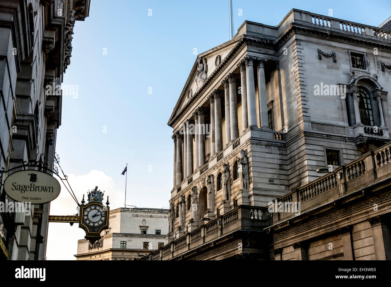 The facade of the Bank of England on Threadneedle Street in the City of ...