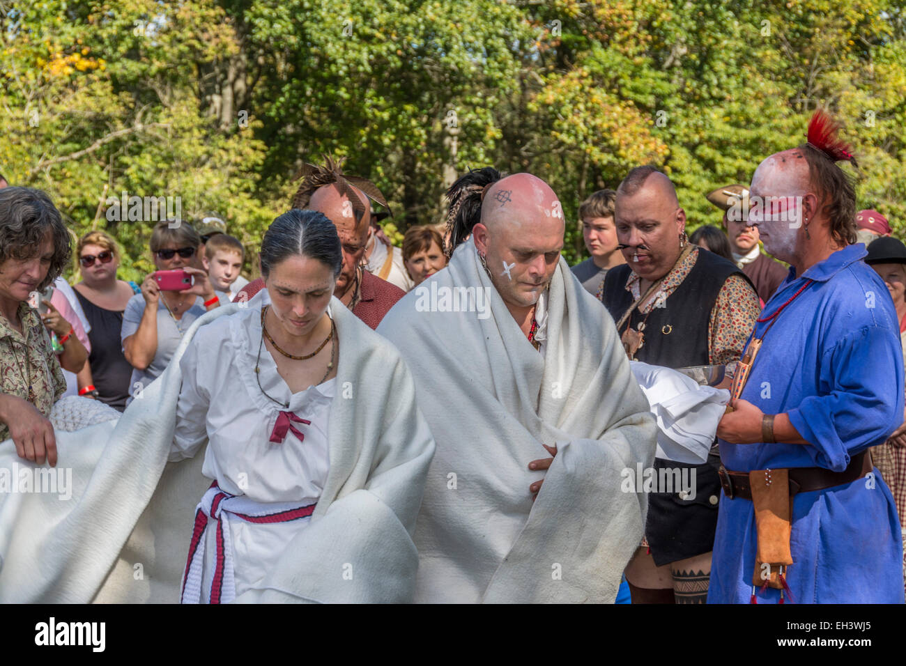 Native american couple traditional High Resolution Stock Photography ...