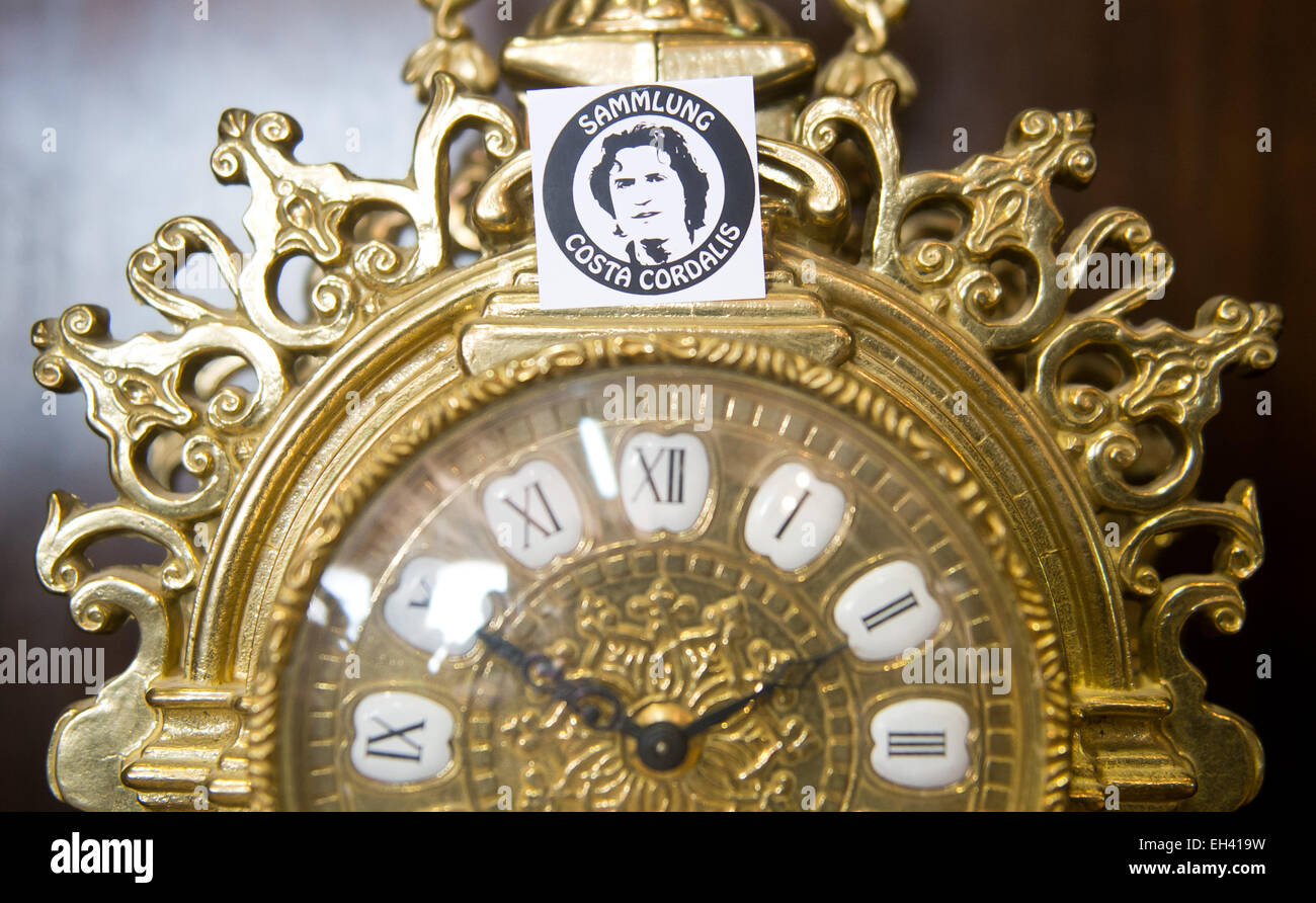 Singer clock hi-res stock photography and images - Alamy