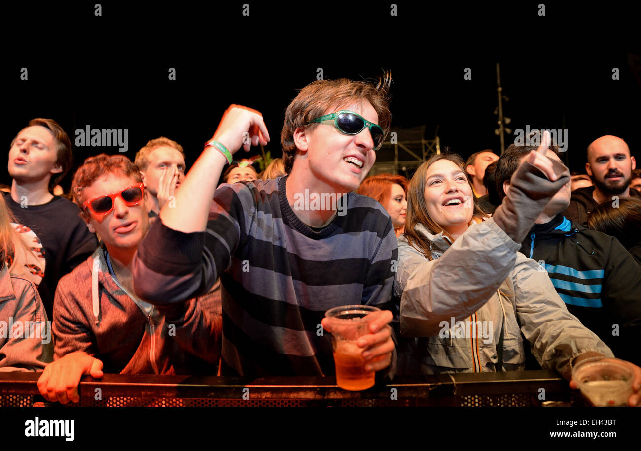 BARCELONA - MAY 30: Audience watch a concert at Heineken Primavera ...