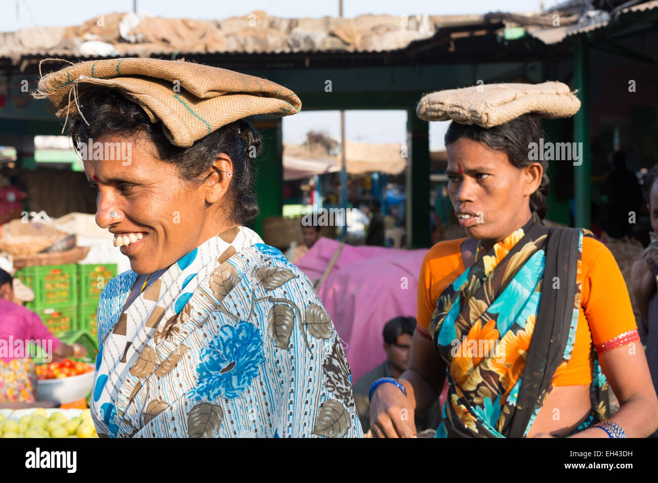 Indian women loaders at a vegetable market Stock Photo - Alamy