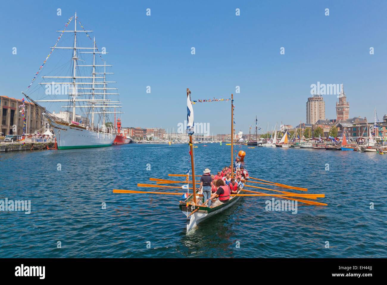 France, Nord, Dunkerque, festival of the sea, rowboat and Anne Duchess ...