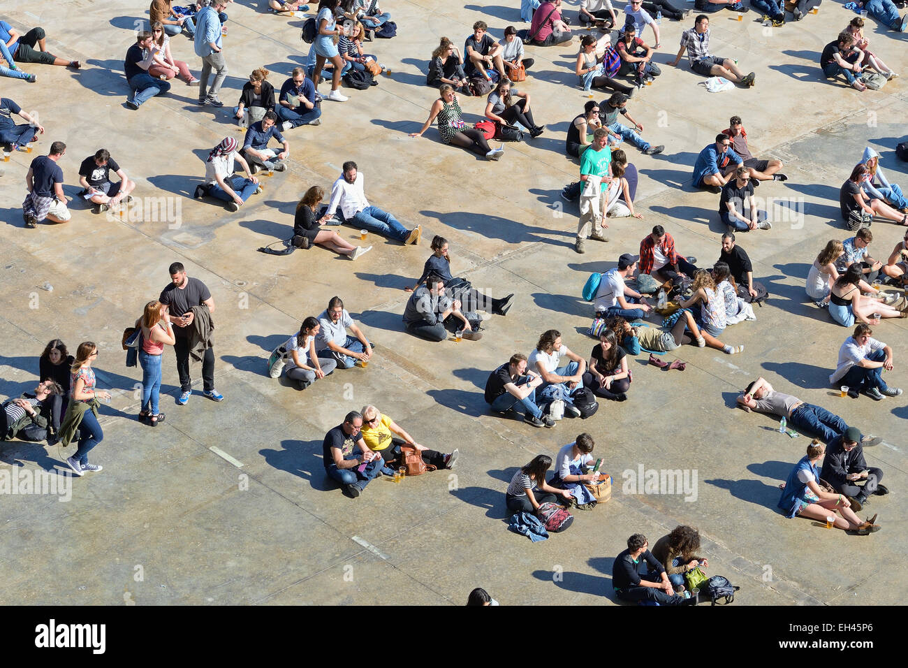 BARCELONA - MAY 30: Audience watch a concert at Heineken Primavera ...