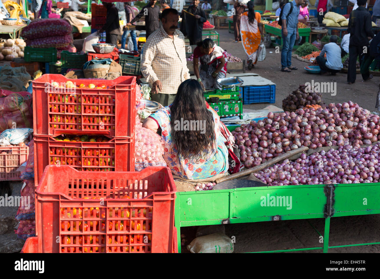 India wholesale market hi-res stock photography and images - Alamy