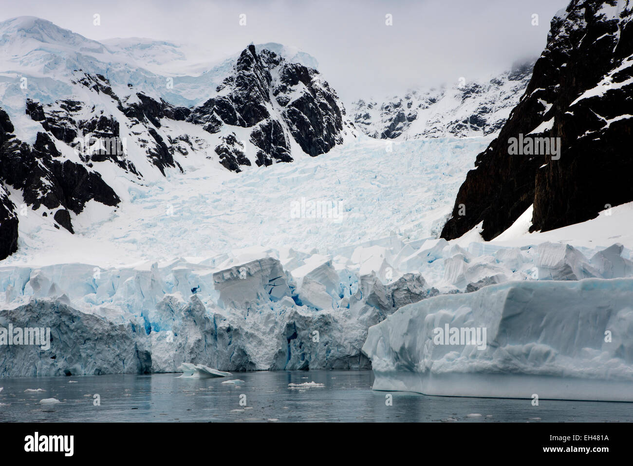 Cracked icebergs hi-res stock photography and images - Alamy