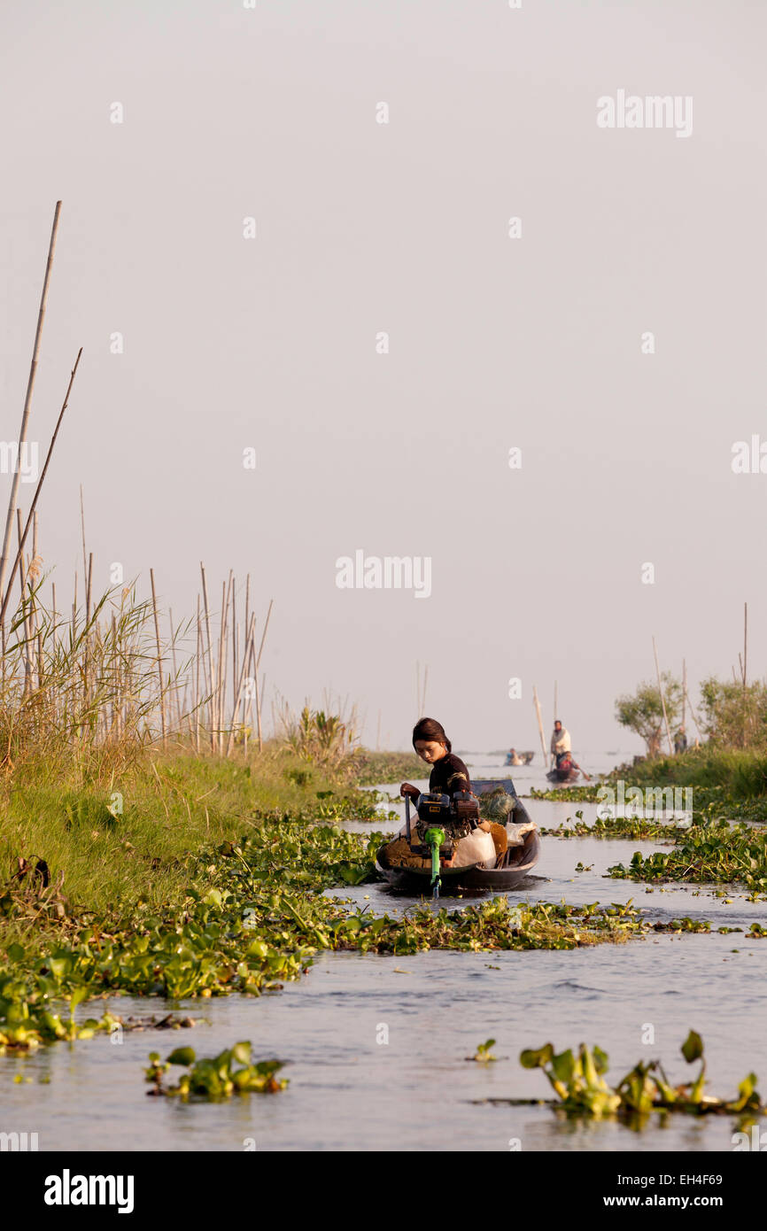 Reed boat woman hi-res stock photography and images - Alamy