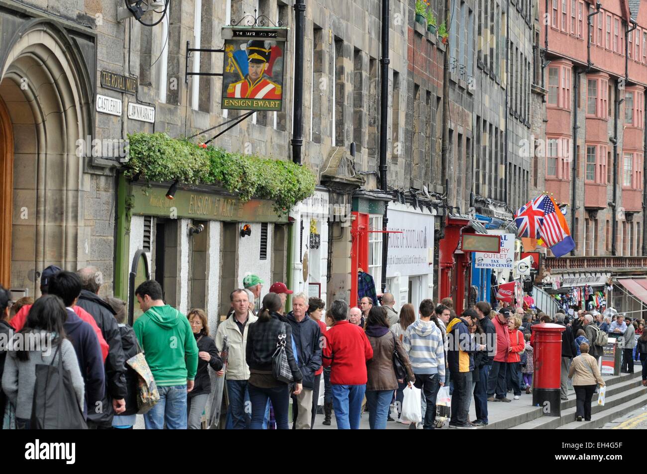 Royal mile palace castle hi-res stock photography and images - Alamy