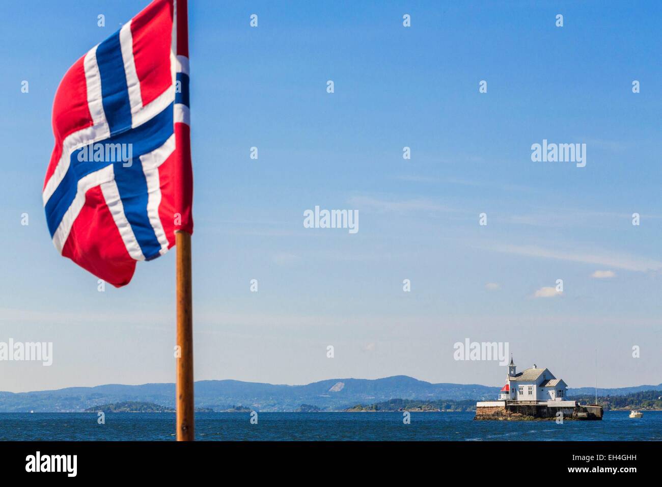 Norway, Oslo, Oslofjord, old lighthouse Dyna Fyr (1874) in the fjord ...