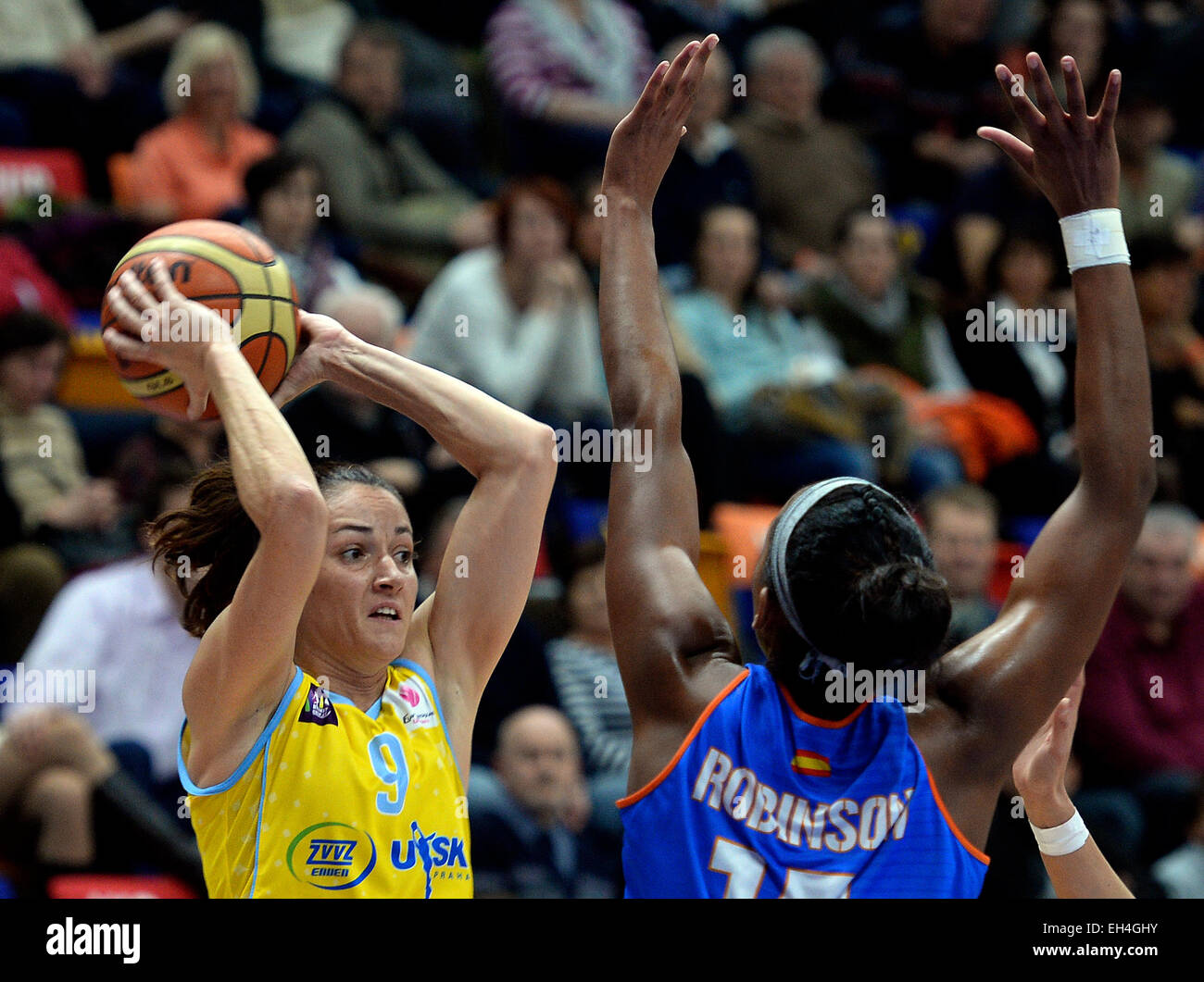 Laila Palau of USK Prague, left, and Angelica Robinson of Salamanca ...