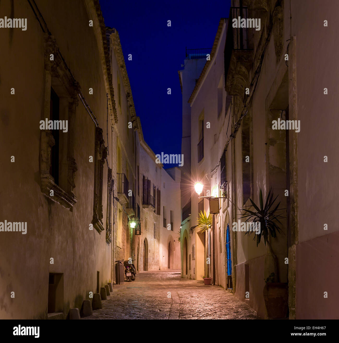Narrow street facade hi-res stock photography and images - Alamy