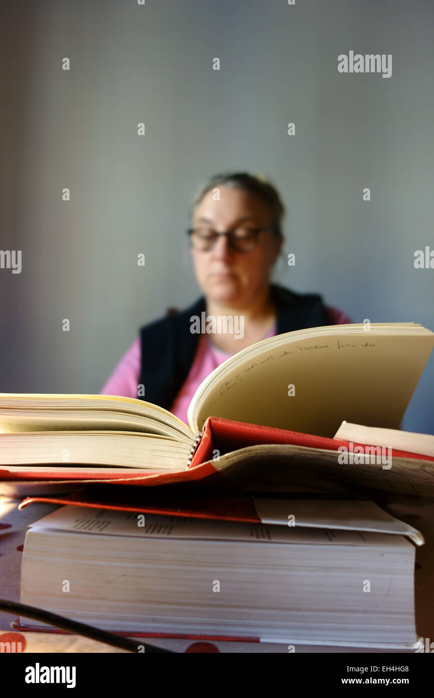 out of focus woman reading a book Stock Photo - Alamy