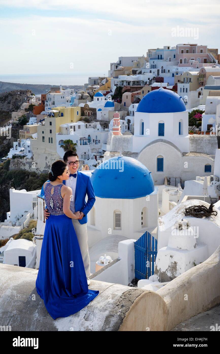 Greece, Cyclades, Santorini island (Thera, Thira), bride and groom and ...