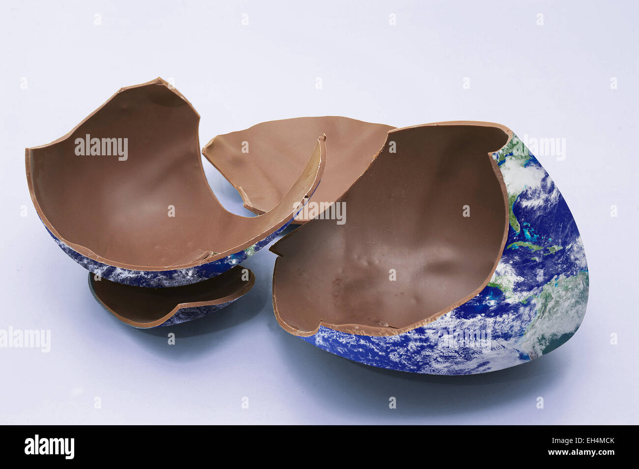 Broken easter egg hi-res stock photography and images - Alamy