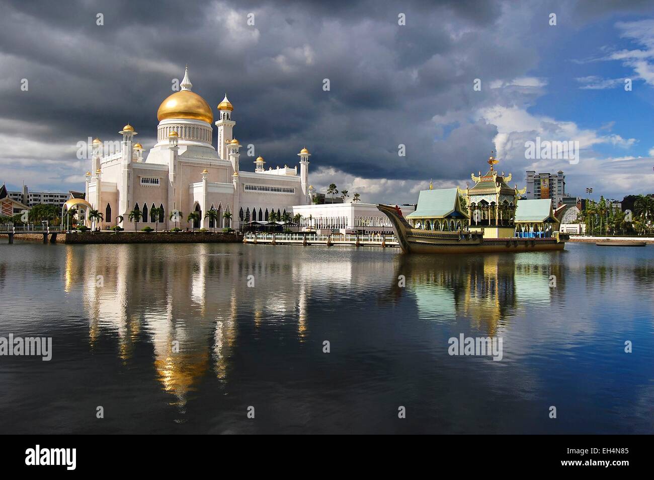 Brunei, Bandar Seri Begawan, Sultan Omar Ali Saifuddin Mosque Stock ...