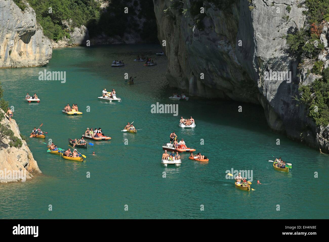 France, Alpes de Haute Provence, Tourists in pedal boat and kayak at ...