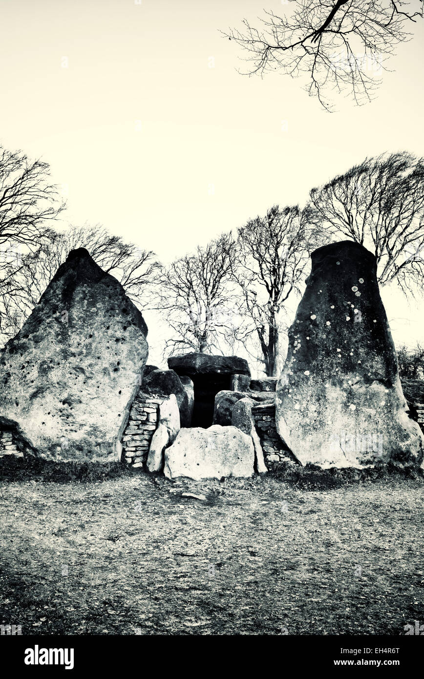 Waylands Smithy. Neolithic long barrow entrance at Ashbury. Oxfordshire ...