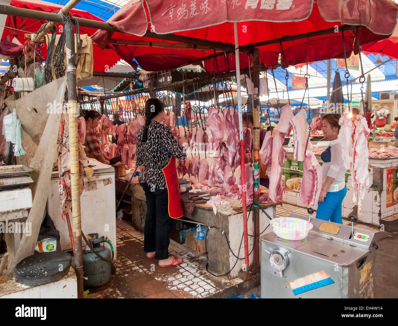 Food market in Chengdu, China Stock Photo - Alamy