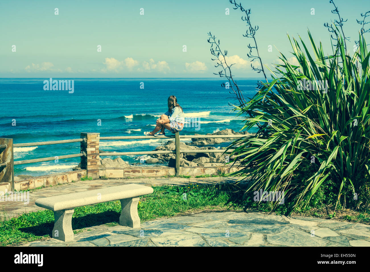 Bench facing the horizon hi-res stock photography and images - Alamy