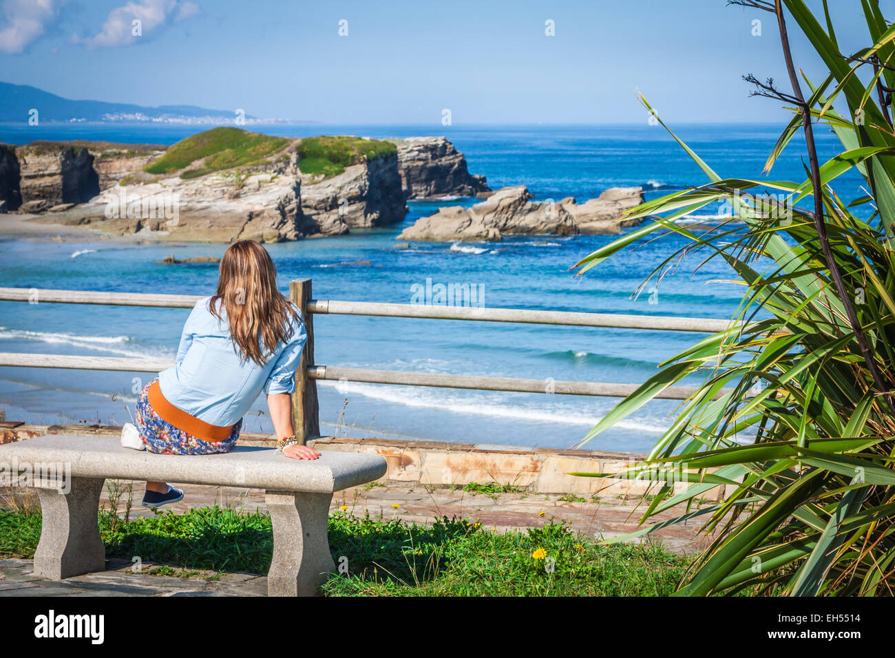 Bench facing the ocean hi-res stock photography and images - Alamy