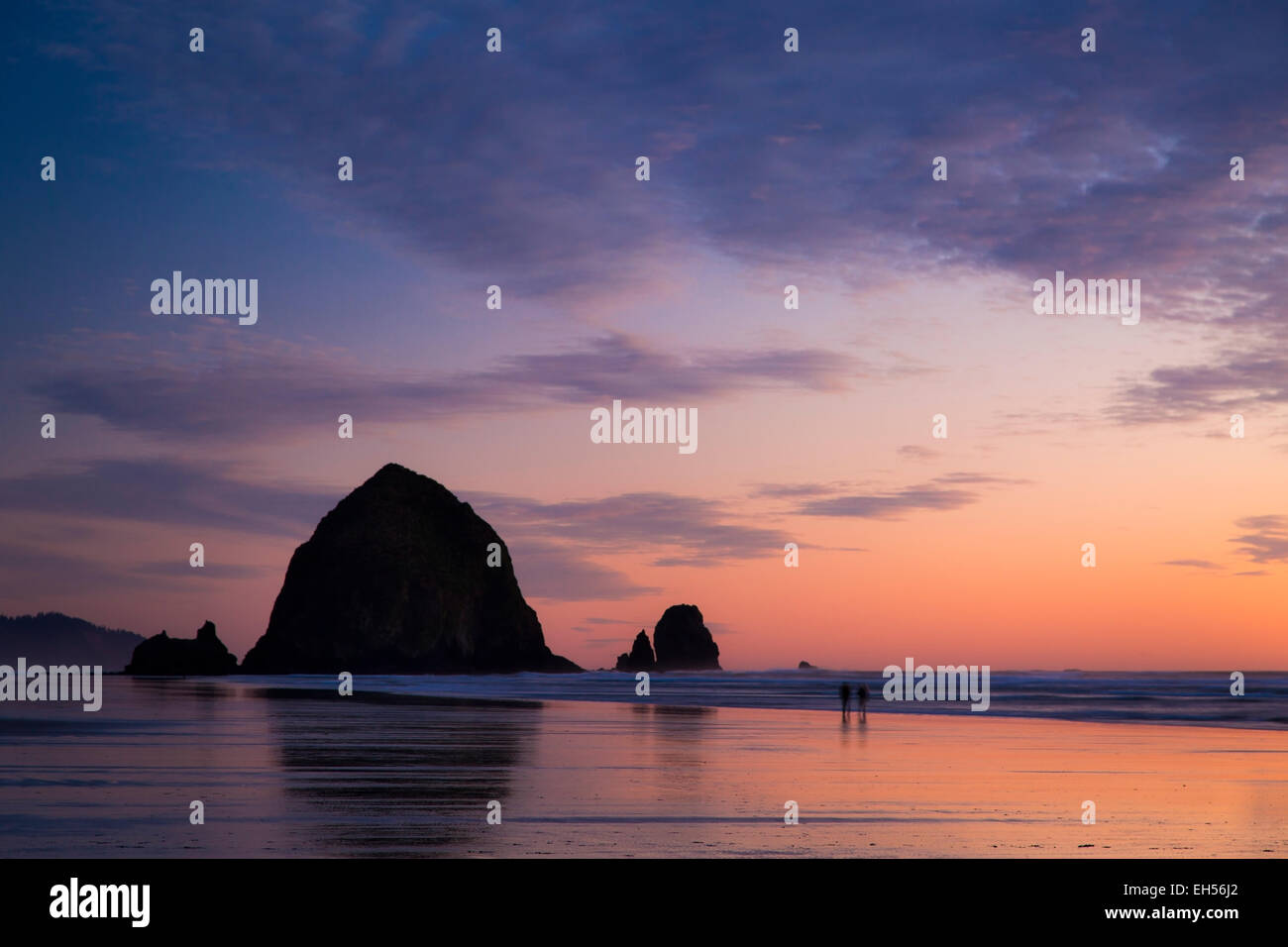 Sunset over Haystack Rock along the Oregon Coast at Cannon Beach, USA ...
