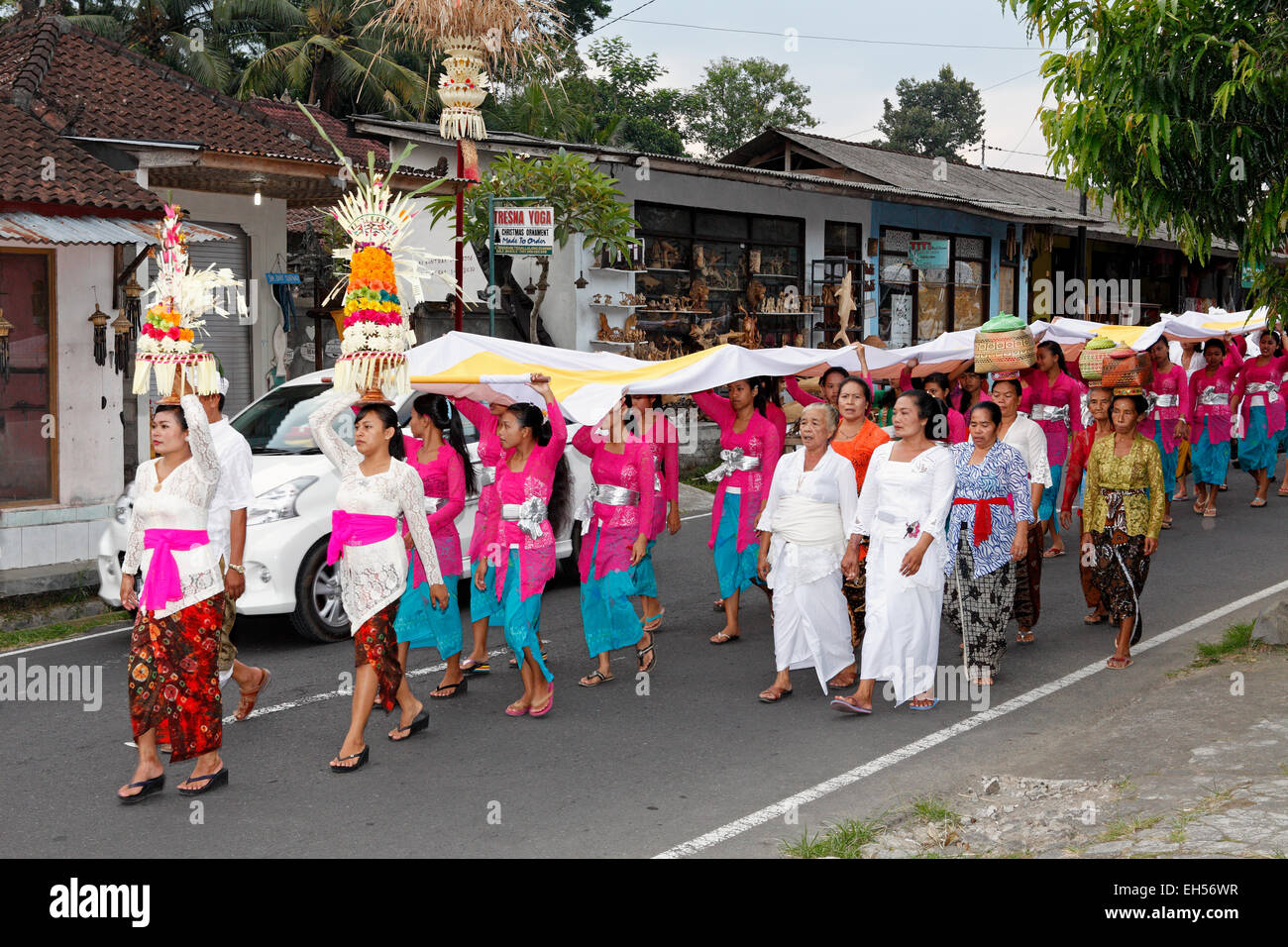 Temple procession at Tegallelang village, near Ubud. Bali, Indonesia ...