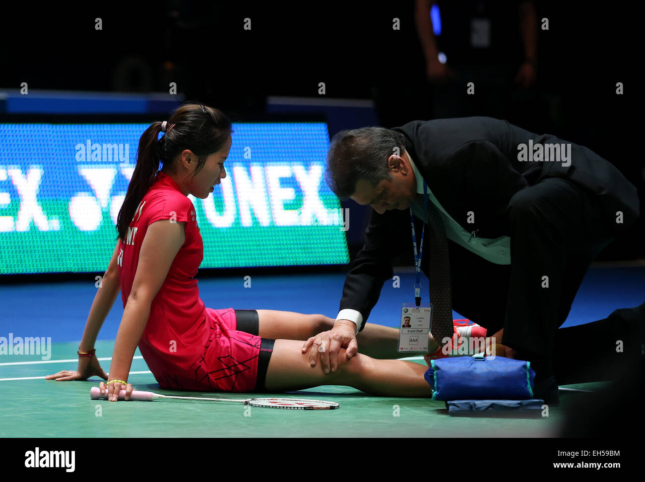 Birmingham, Britain. 6th Mar, 2015. Ratchanok Intanon (L) of Thailand receives medical treatment ...