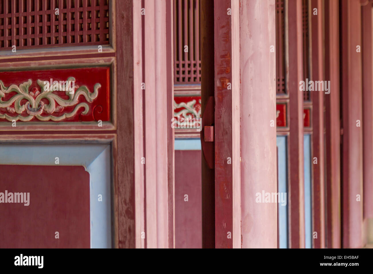Chinese doors hi-res stock photography and images - Alamy
