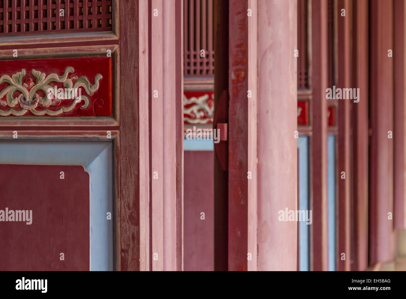 Traditional chinese doors hi-res stock photography and images - Alamy