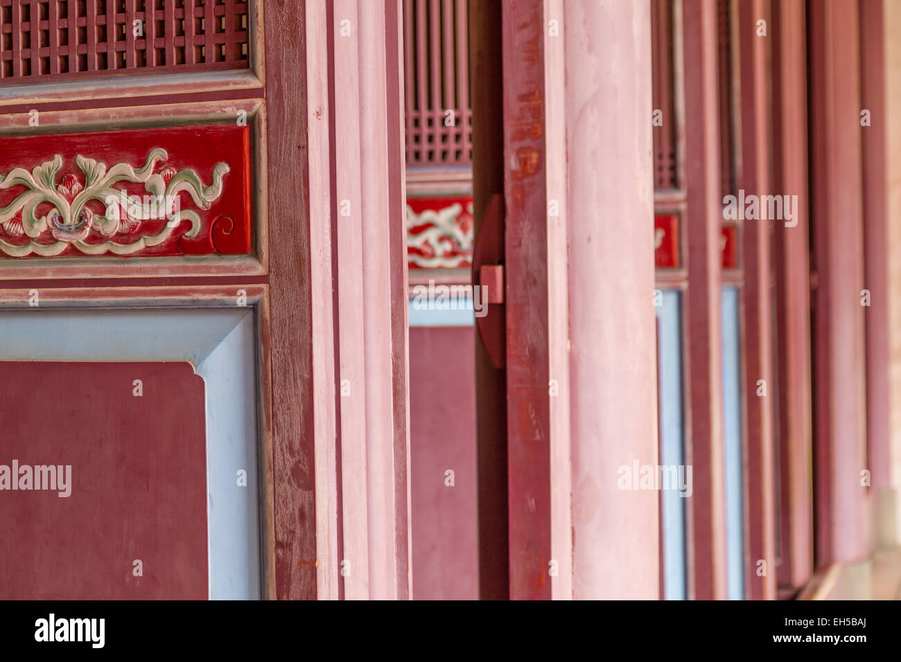 Chinese doors hi-res stock photography and images - Alamy