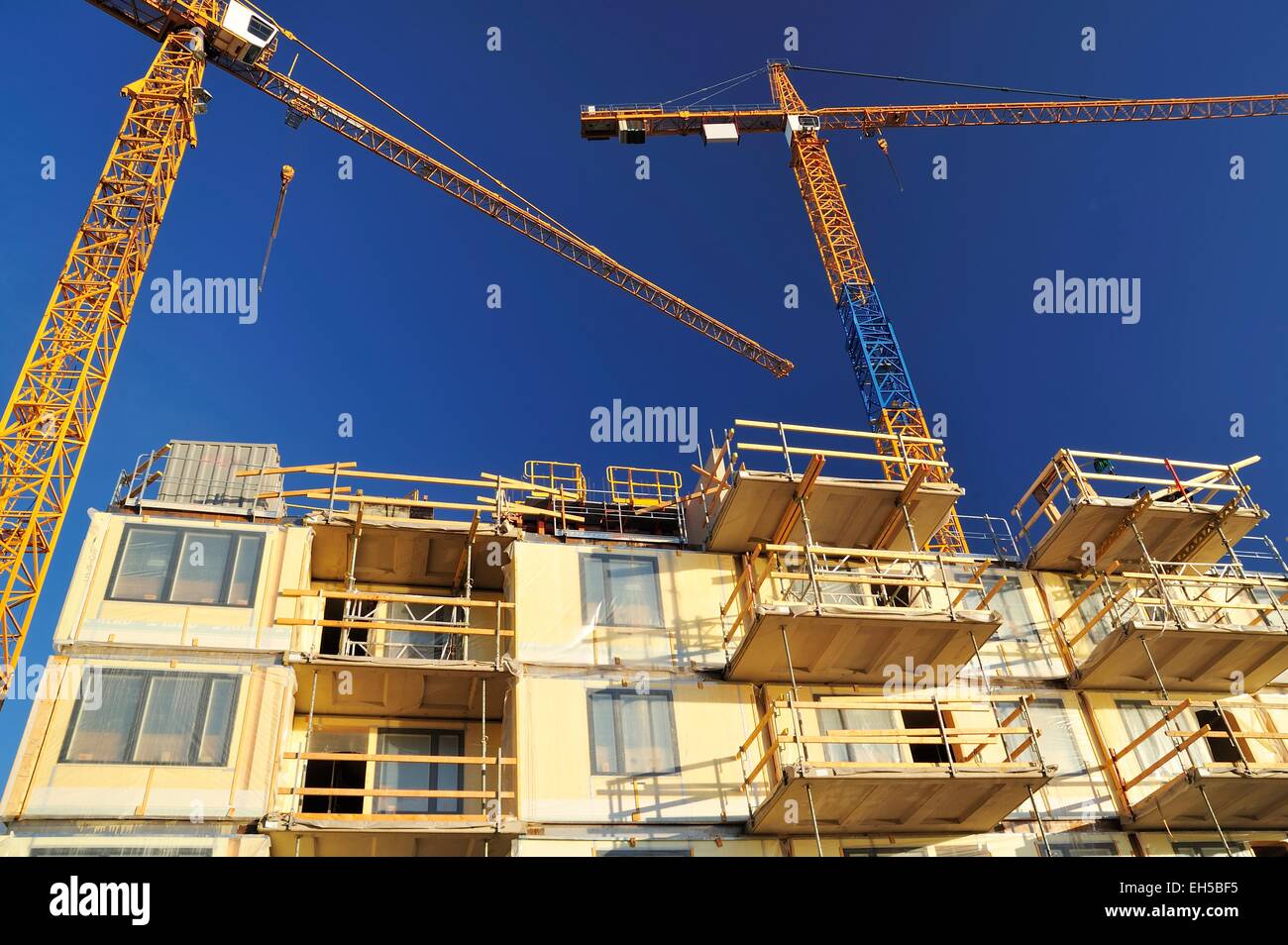 Concrete highrise hi-res stock photography and images - Alamy