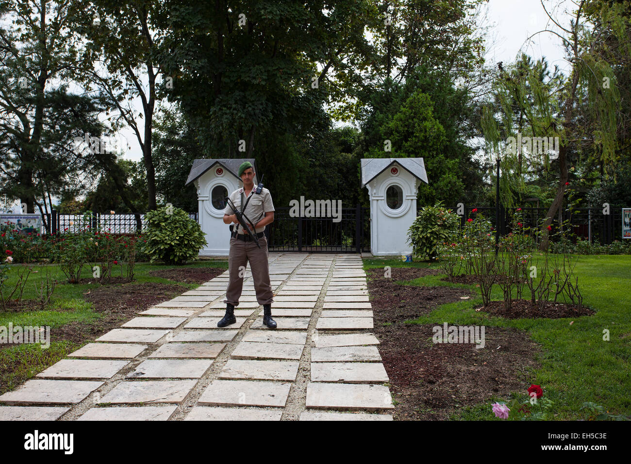 Istanbul, Turkey Topkapi Palace guard Stock Photo - Alamy