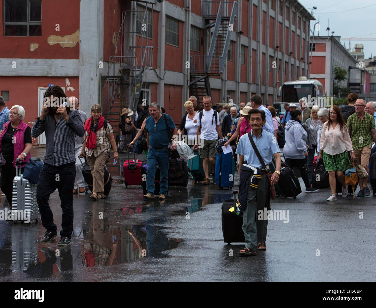 Walking between buildings hi-res stock photography and images - Alamy