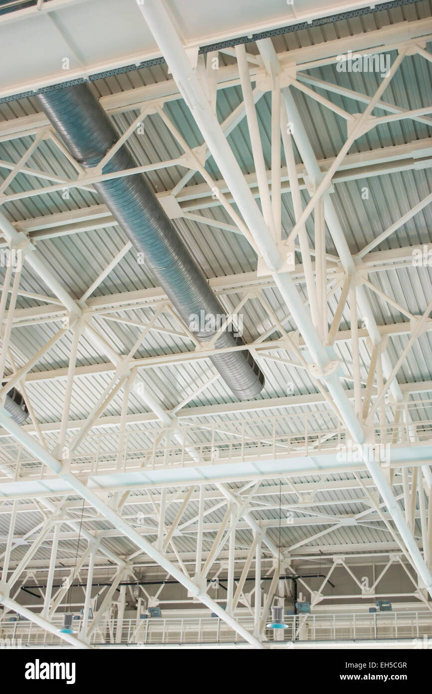 Industrial building roof supported by a metallic frame structure with ...