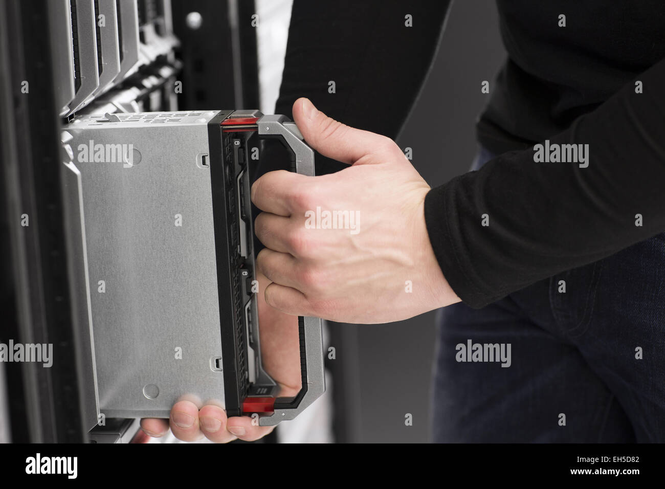 Engineer removes blade server hi-res stock photography and images - Alamy