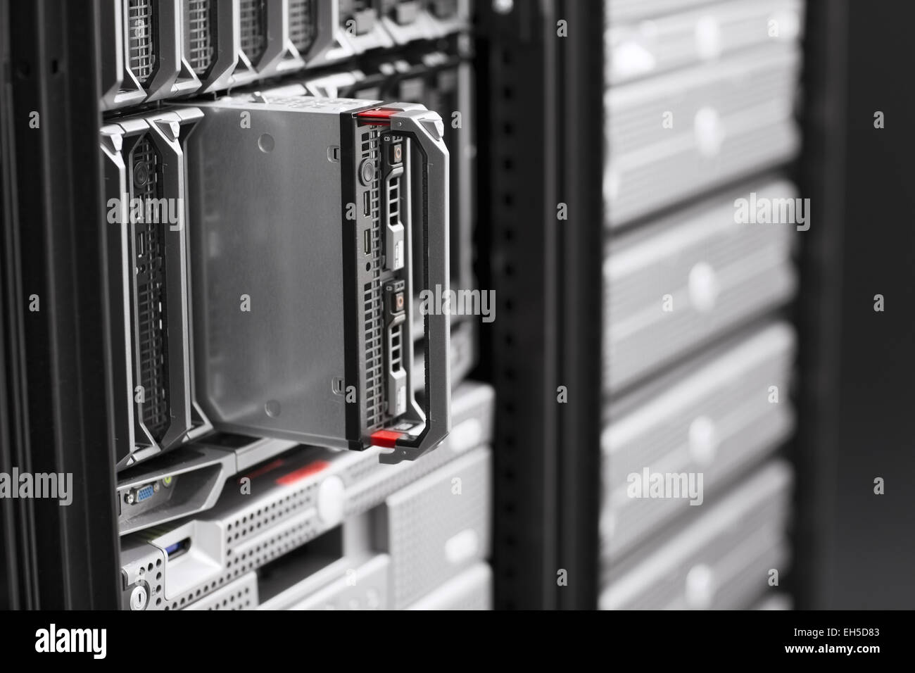 Install or removes a blade server in a data center Stock Photo - Alamy