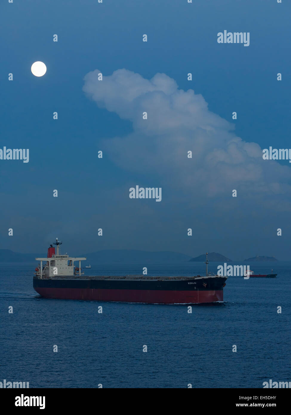 Bulk ship at sea hi-res stock photography and images - Alamy