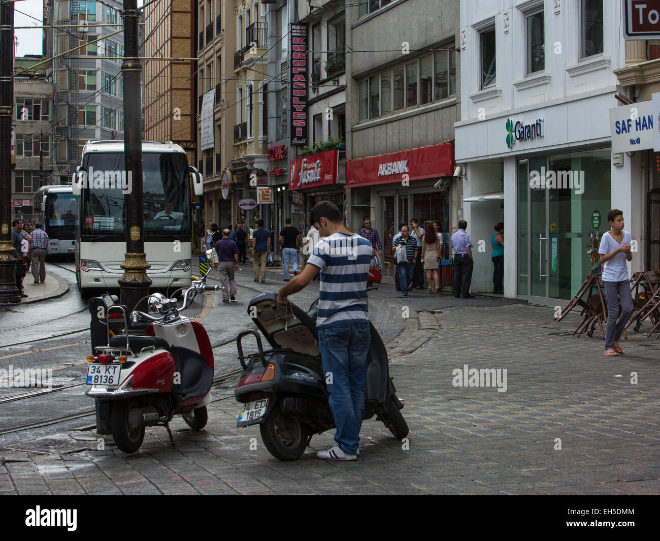 Istanbul, Turkey urban city center business sidewalk Stock Photo - Alamy