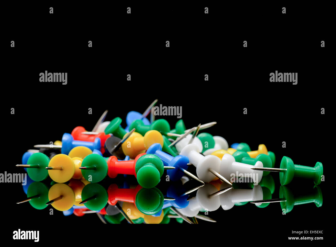 Red drawing pins hi-res stock photography and images - Alamy