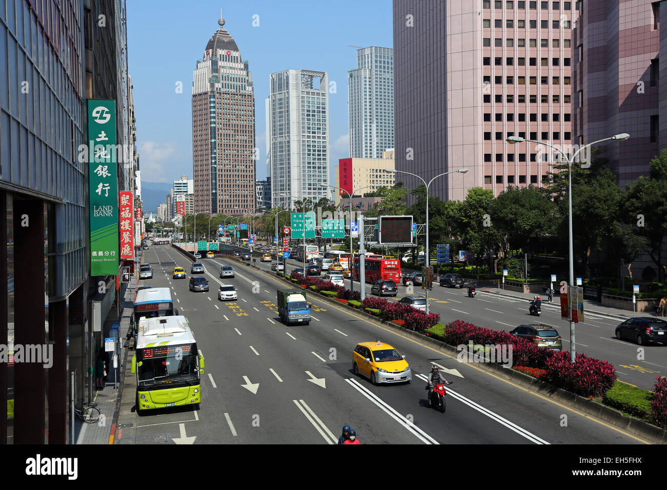 General street scene with traffic in the road, Taipei, Taiwan Stock ...