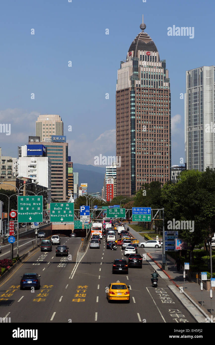 General street scene with traffic in the road, Taipei, Taiwan Stock ...