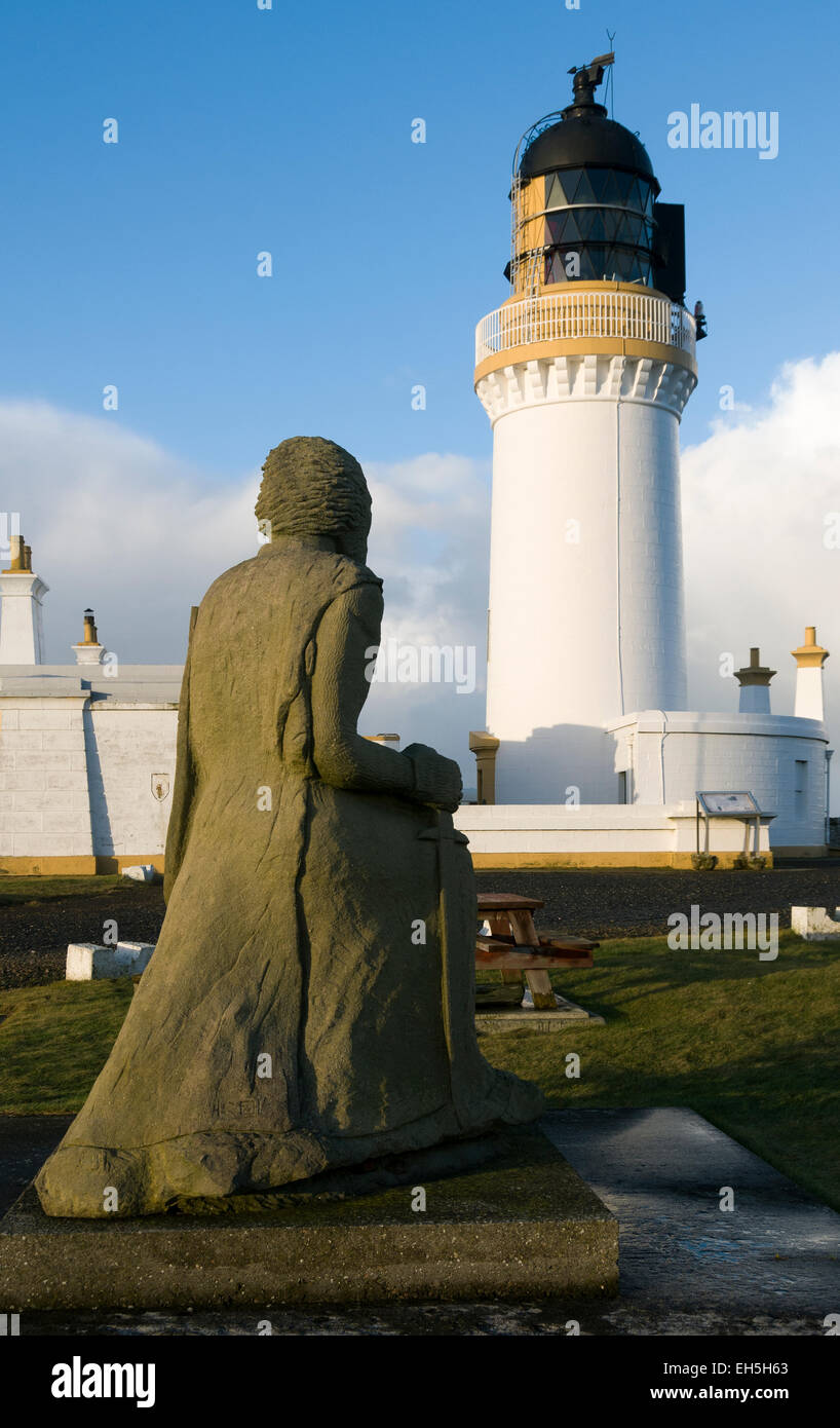 Noss Head lighthouse and the statue of Henry St Clair, Earl of Orkney ...