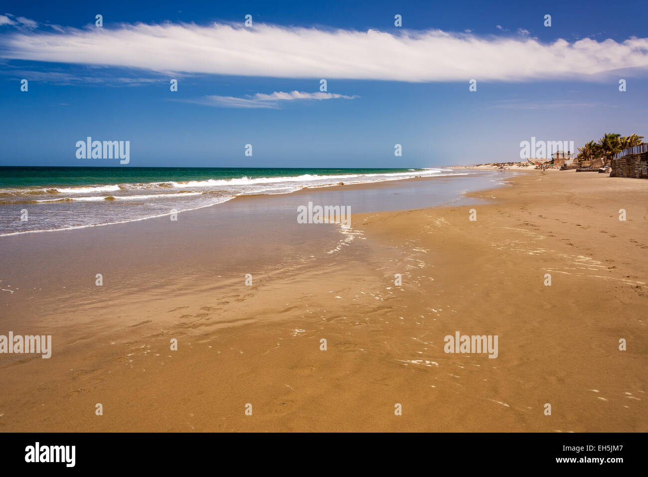 View of the beautiful beach in Mancora, Peru Stock Photo - Alamy