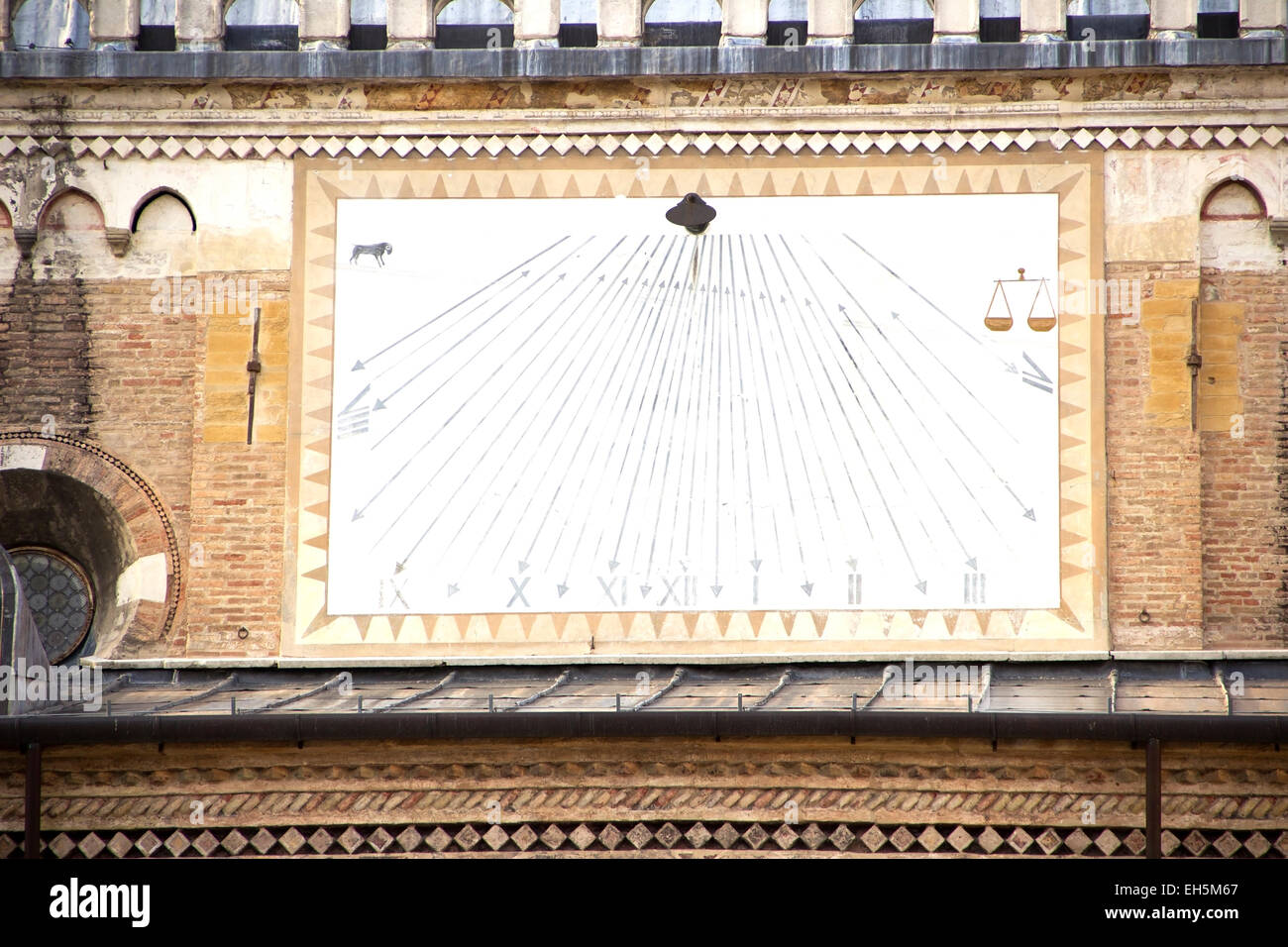 Ancient sun dial hi-res stock photography and images - Alamy