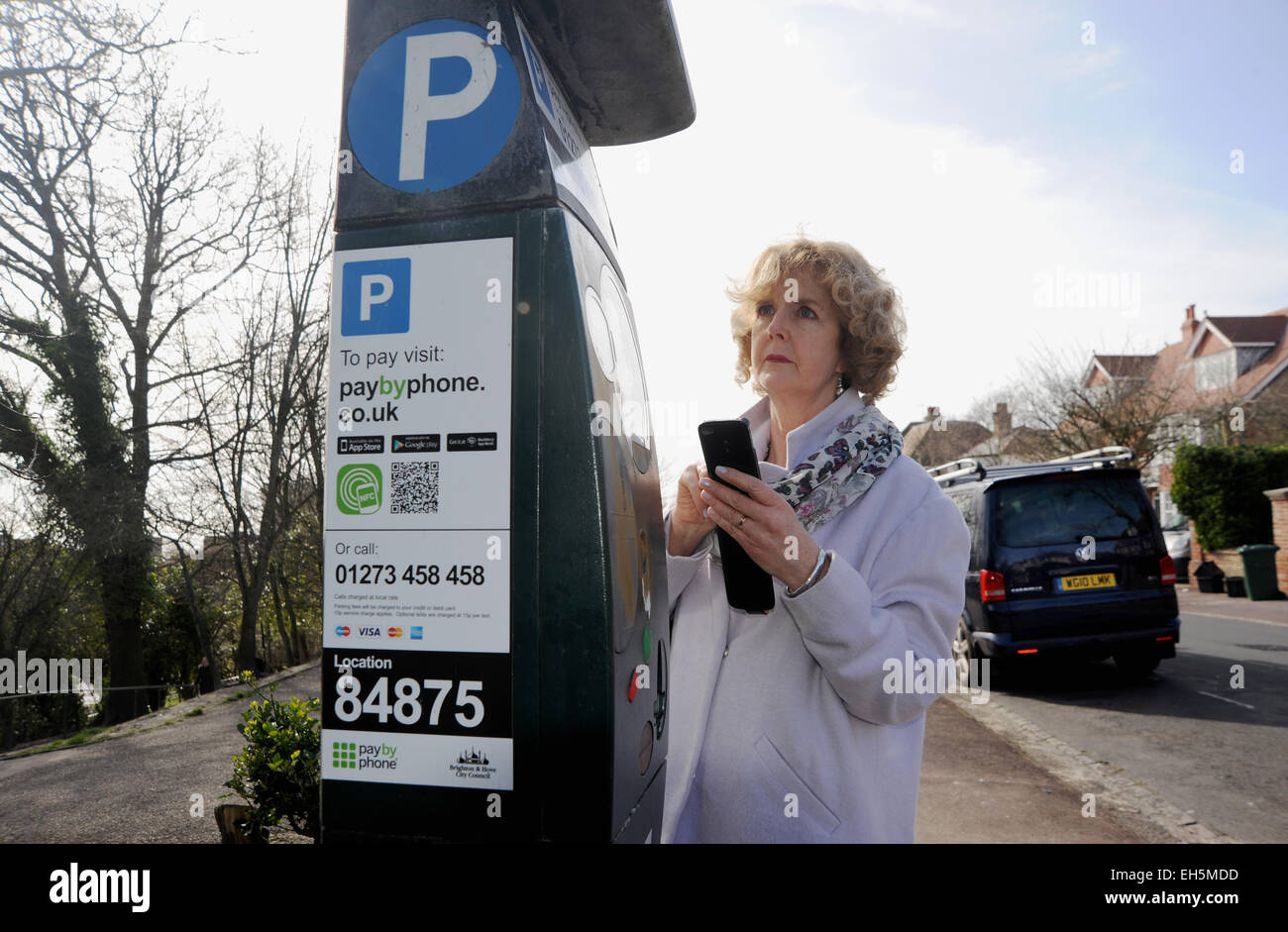 Drivers using mobile phones hi-res stock photography and images - Alamy