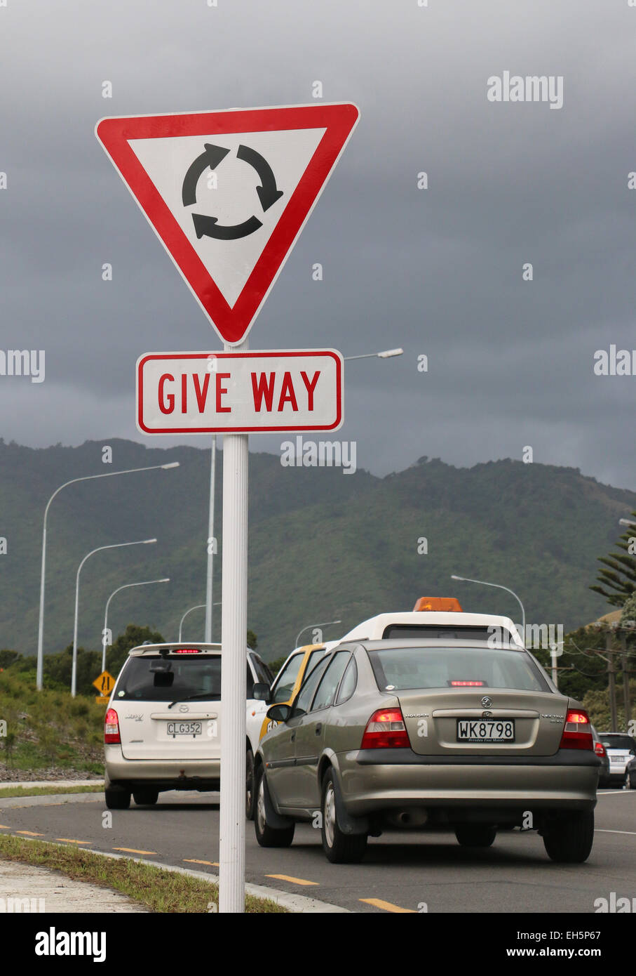 Give way yield Road sign New Zealand round-a-bout Stock Photo - Alamy